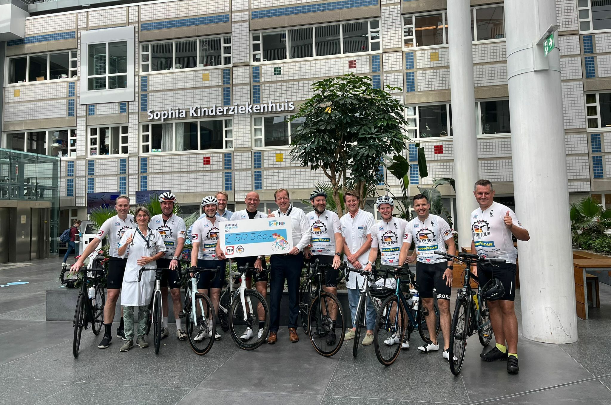 In het zonnetje: €50.560 opgehaald door te fietsen voor het Sophia ...